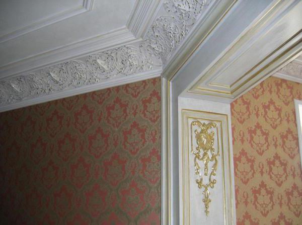 Ceiling plinth: types, installation features and recommendations